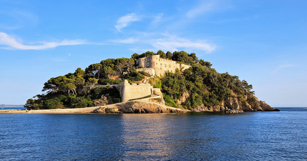 Visit Fort Brégançon by Hybrid boat from Bormes